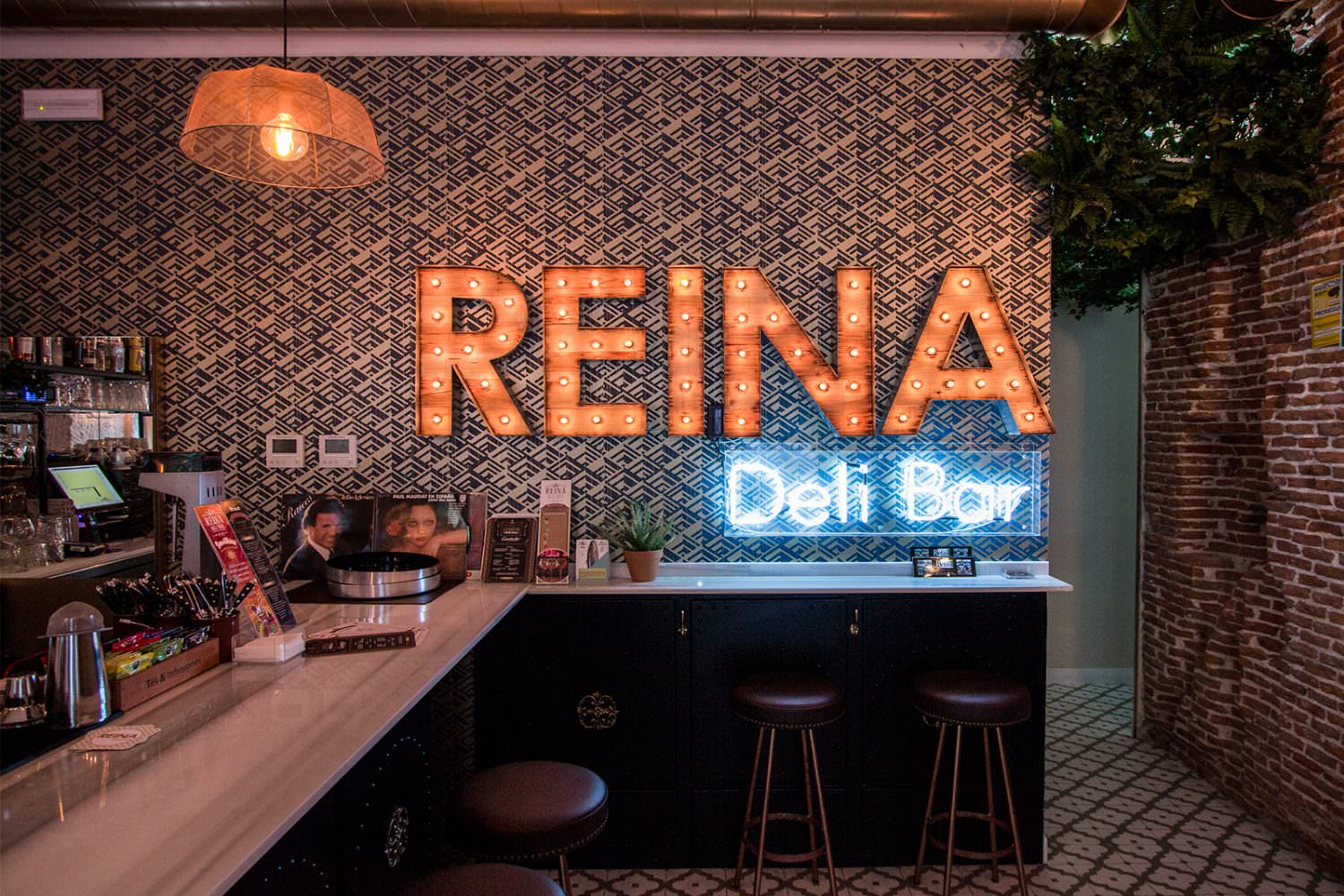 Reina Deli Bar. Restaurante en Gran Vía de cocina creativa con coctelería.
