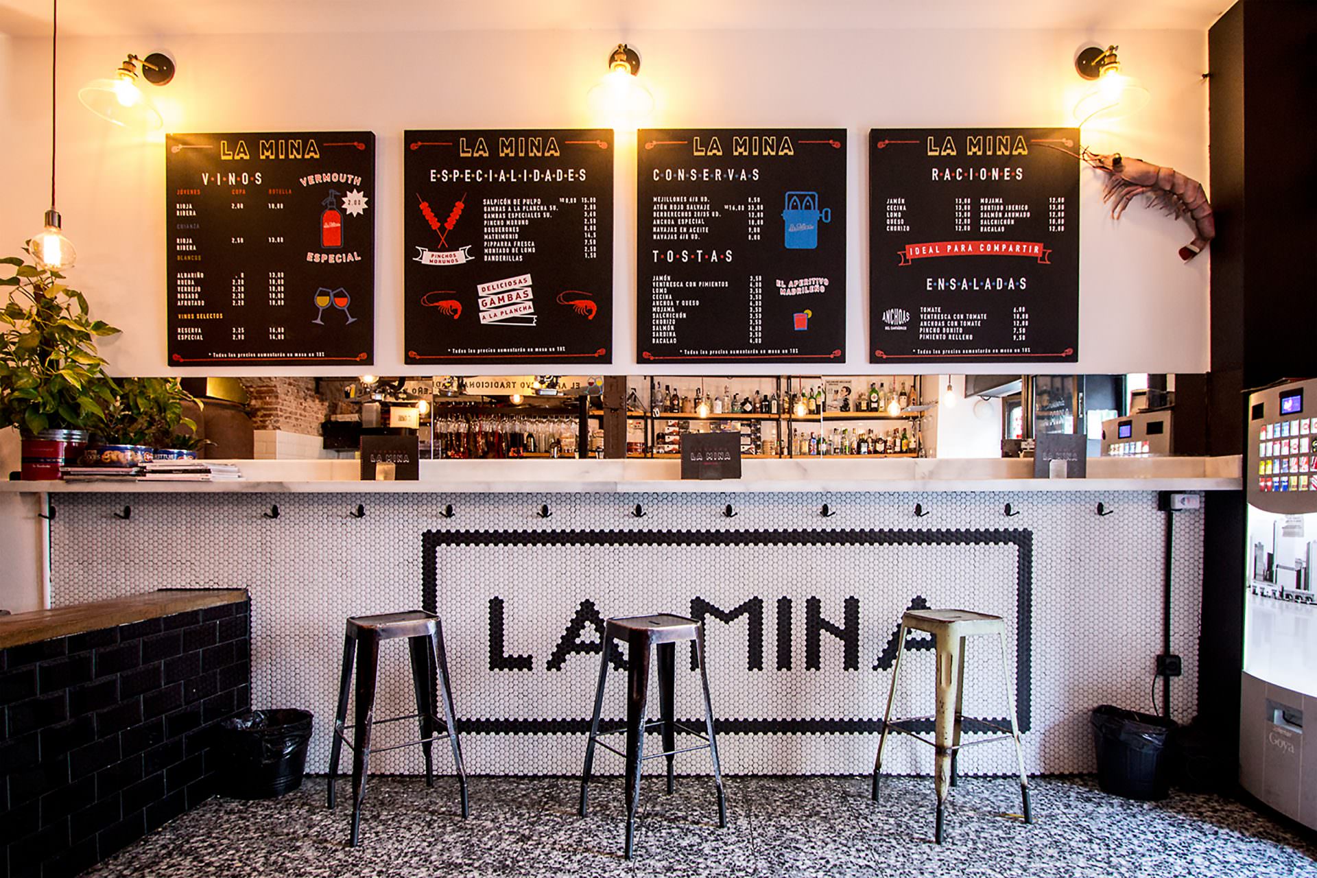 La Mina. La taberna castiza donde van de cañas los “gatos” de Chamberí.